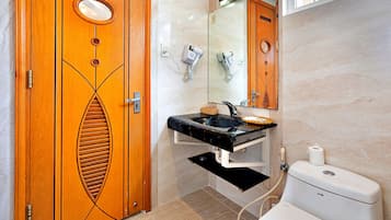 Quarto casal superior | Banheiro | Produtos de toalete grátis, chinelos, sabonete, shampoo