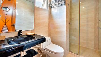 Quarto Duplo Superior | Casa de banho | Artigos de higiene pessoal grátis, chinelos, sabão, champô