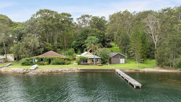 Absolute Waterfront, Cute , 3 Bedroom Family Cottage! - Newcastle