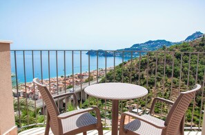 Minibar, secretária 