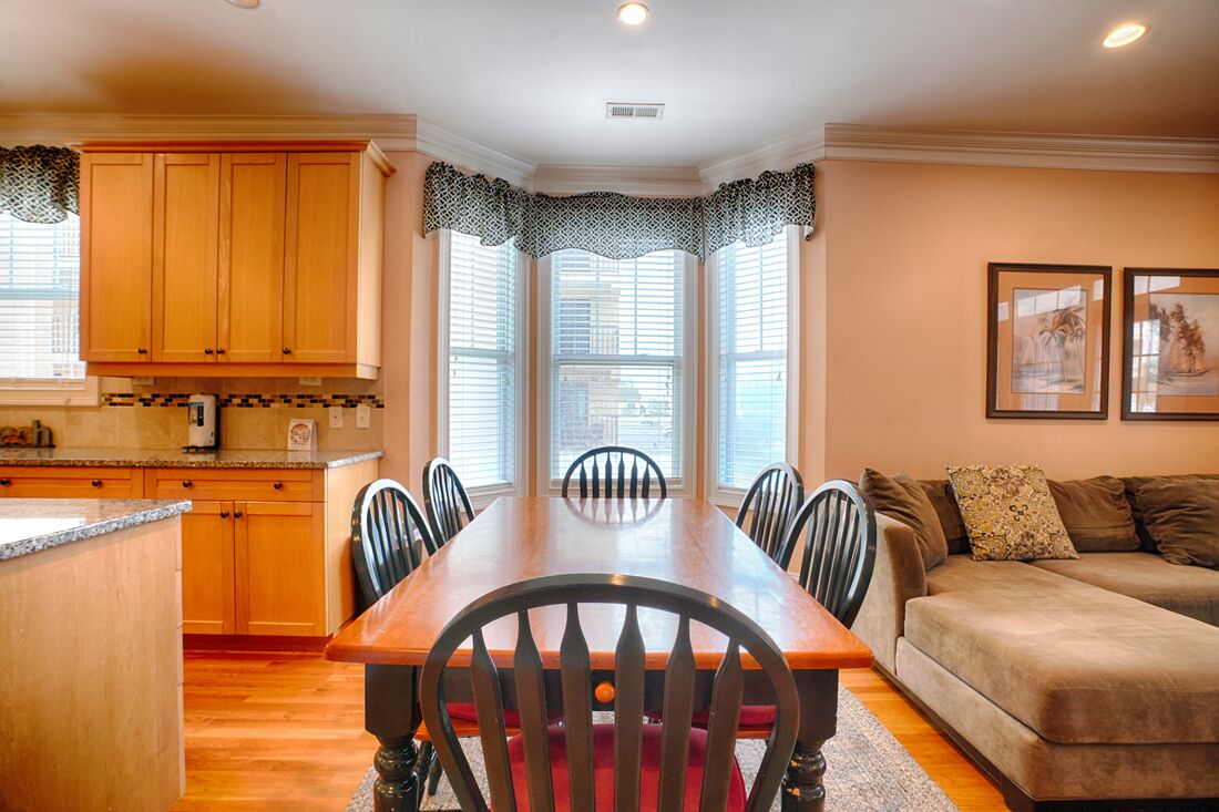 Blue Bliss - 6 Bedroom Beach House -1 Block From Beach Access. Linens Included! - Carolina Beach