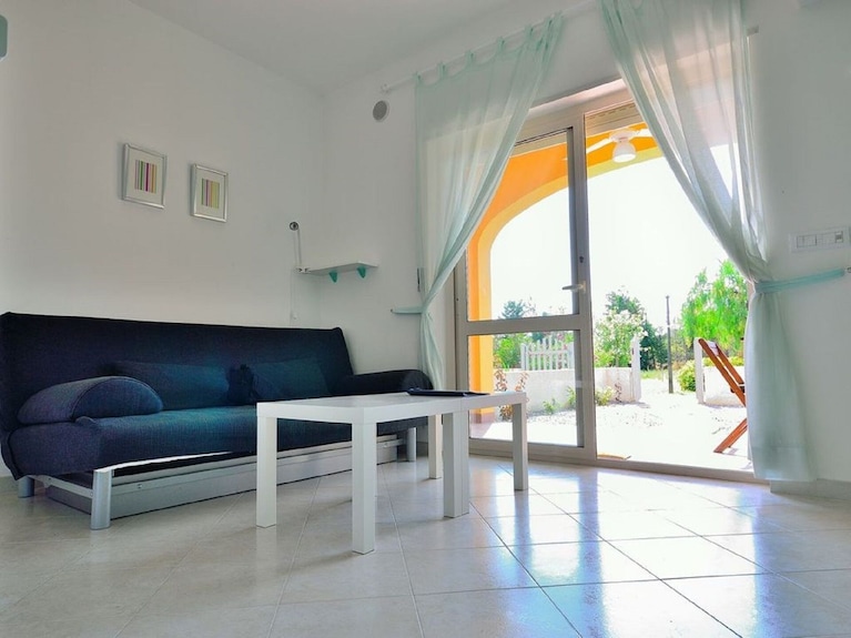 Blue Bay; A Comfortable One-bedroom Ground Floor Apartment With Communal Pool - Pizzo