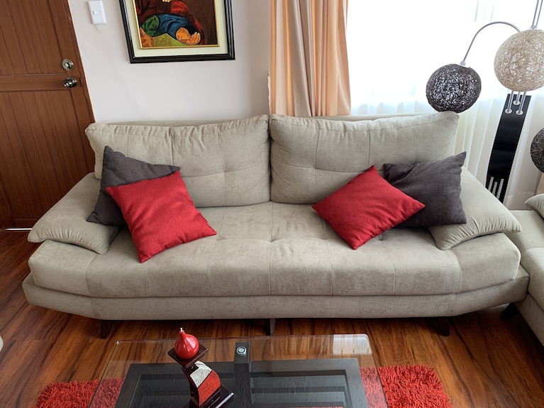 A Modernized Home In The Midst Of A Stable, Family Oriented Neighborhood. - Quito