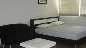 Apartamento, 2 quartos, vista para a cidade | Área de estar | TV