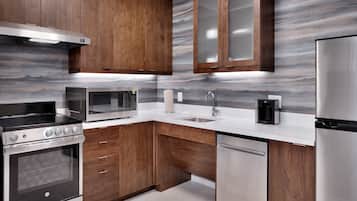 Geladeira grande, micro-ondas, cooktop, lava-louças