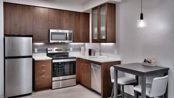 Geladeira grande, micro-ondas, cooktop, lava-louças