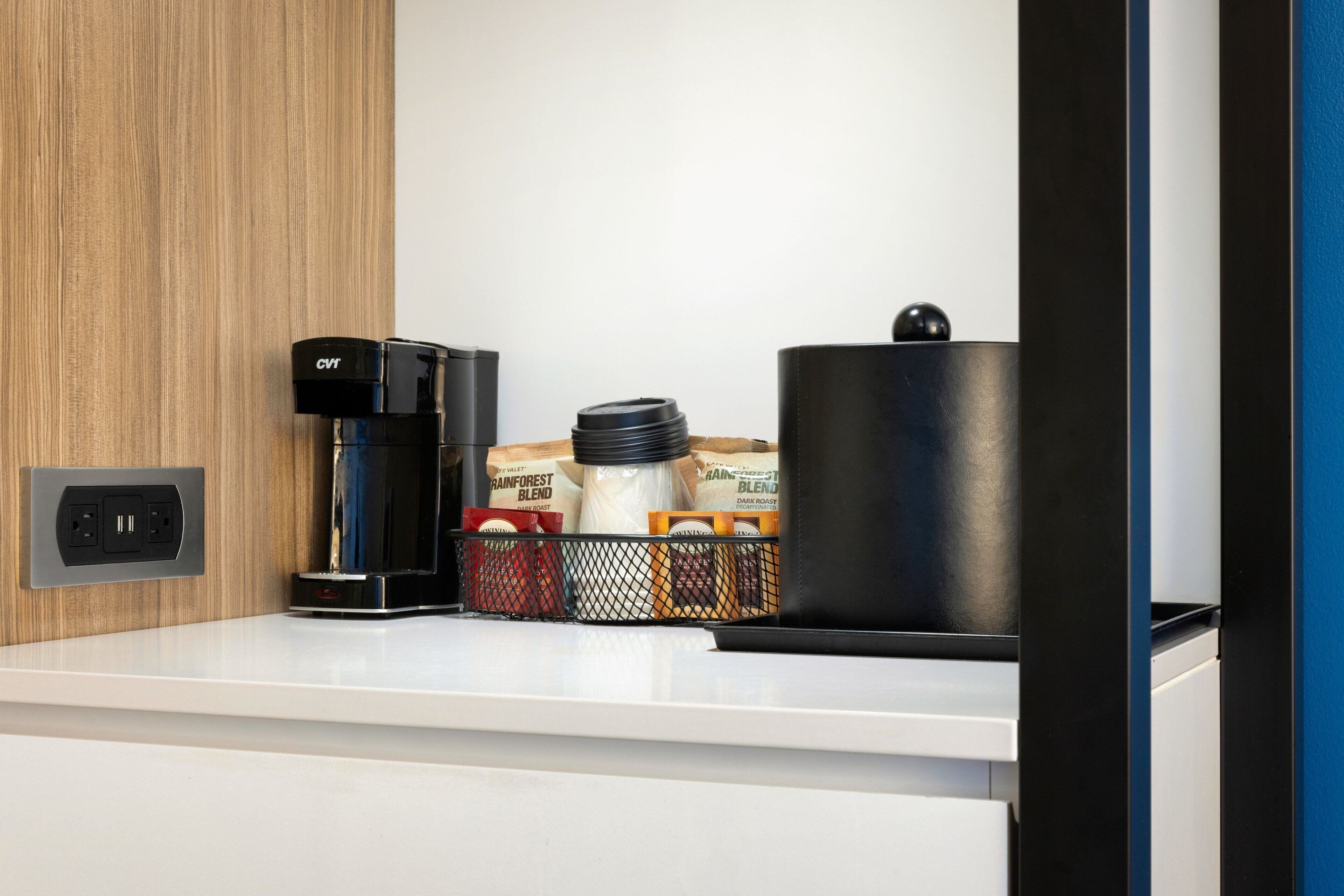 Secretária, secretária adequada para computadores portáteis 