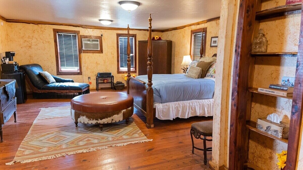 Historic Yellow Hotel, Private Romantic Getaway - Texas