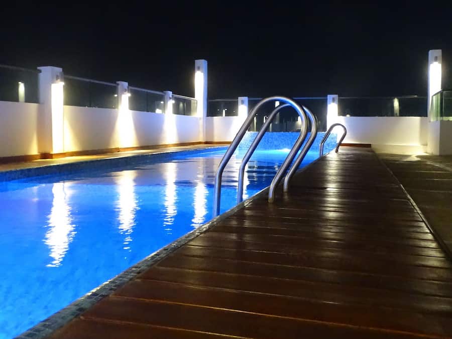 Piscina externa, espreguiçadeiras