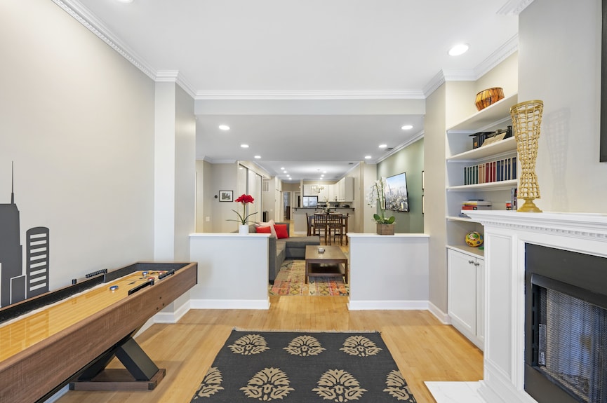 City Center, River North Condo Huge 3br, Patio, Parking(2x) - Chicago