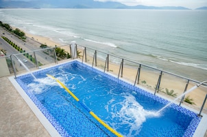 Piscina exterior, espreguiçadeiras