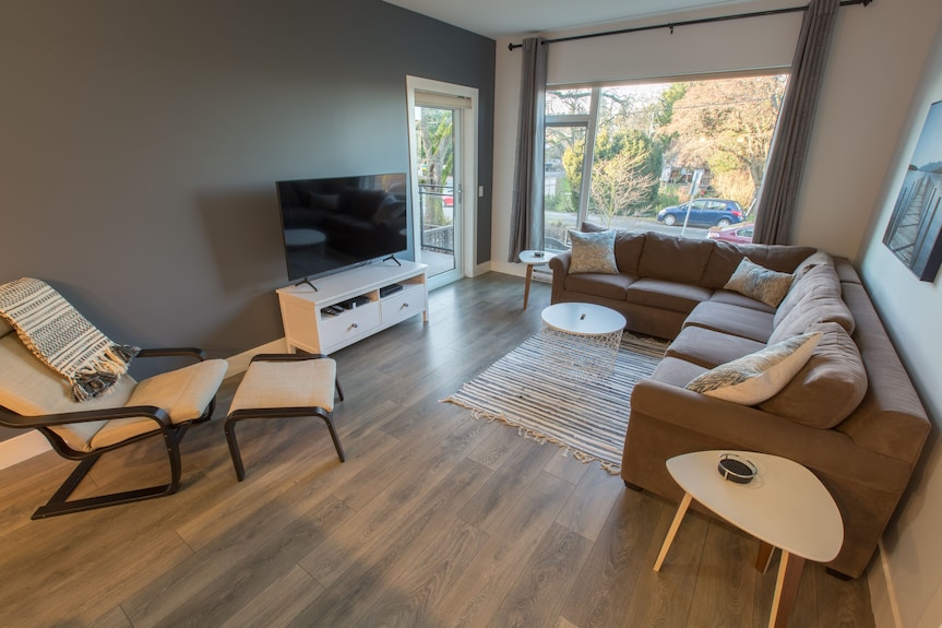 Uptown Oasis-spacious 2 Br Suite Outside Of Downtown But Close To So Much - Vancouver Island