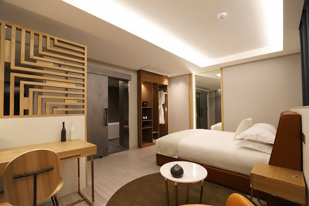 Quarto Duplo Deluxe | Com decoração personalizada, com mobília individualizada, secretária
