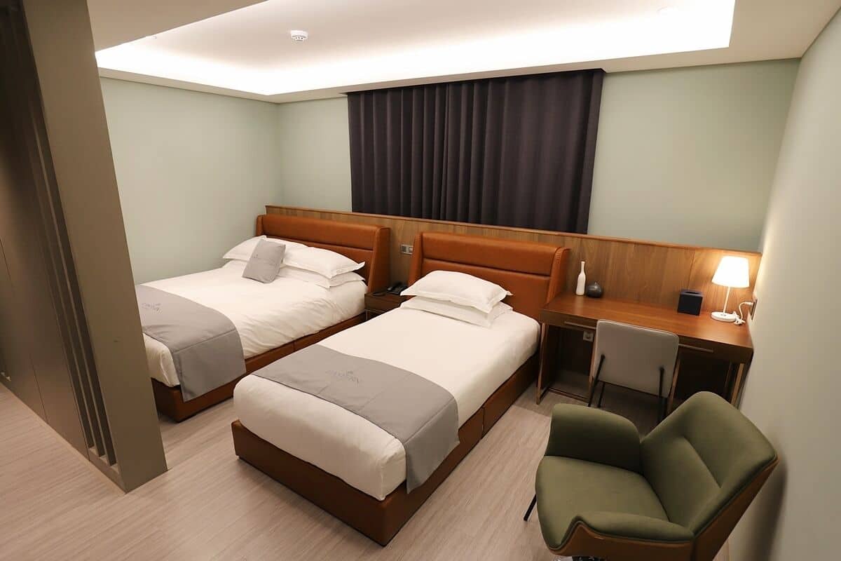 Quarto Twin Deluxe | Com decoração personalizada, com mobília individualizada, secretária