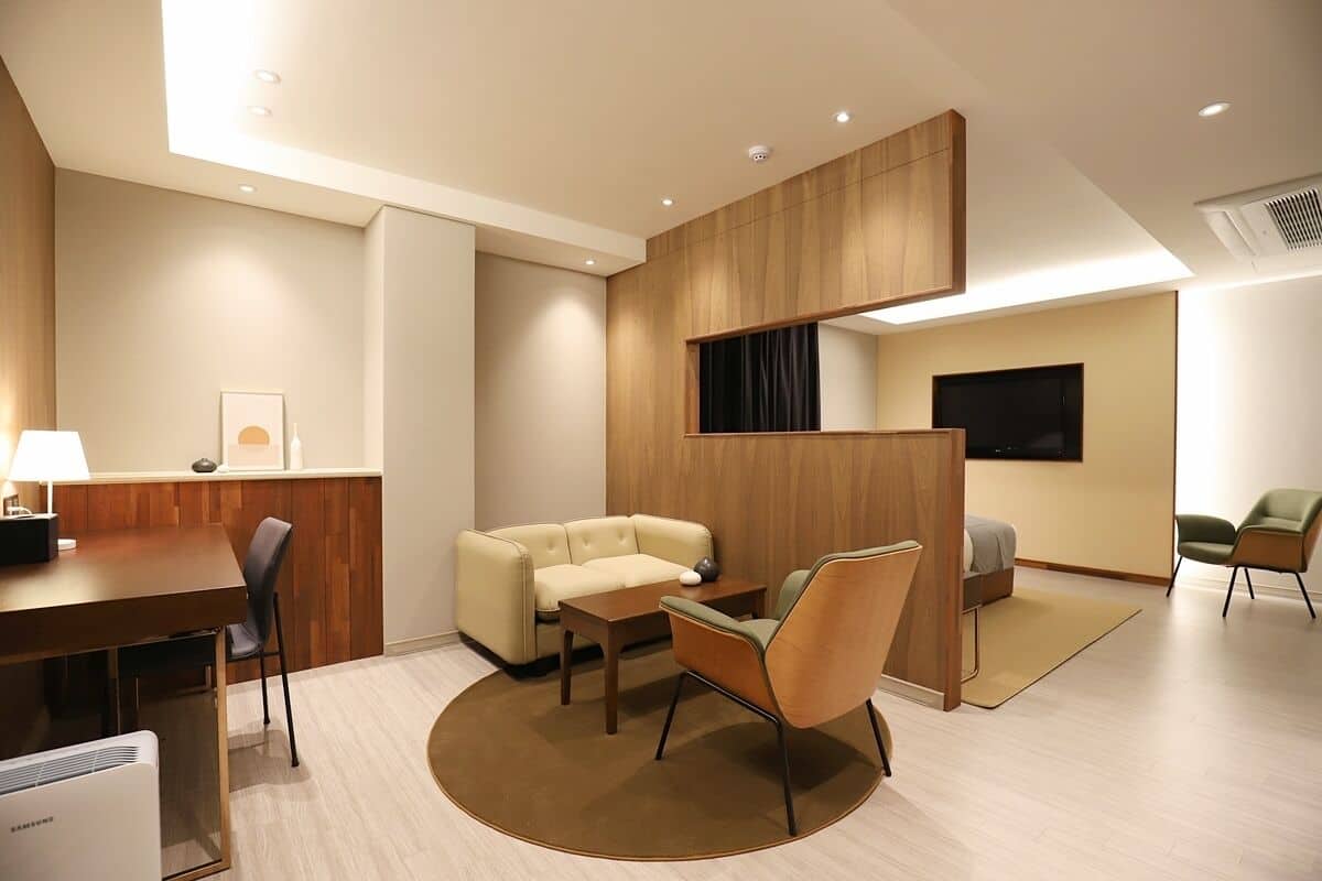 Suite Room | Com decoração personalizada, com mobília individualizada, secretária