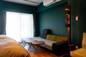 Quarto, não fumadores (Copenhagen - Midcentury Modern - B) | Edredões de penas, cofre no quarto, com decoração personalizada 