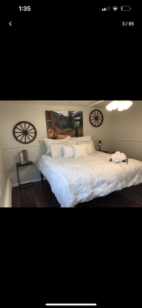 Large 5 Bedroom Home King Bed - Warren, MI