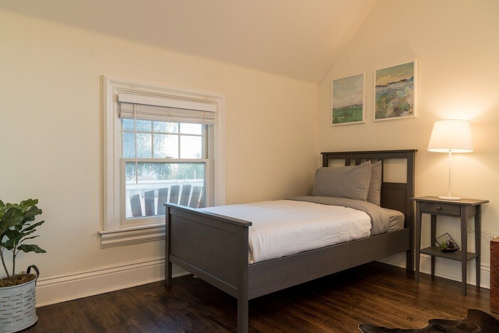 Beautiful, Large Home - Bay Views And Parking! - San Diego Airport (SAN)