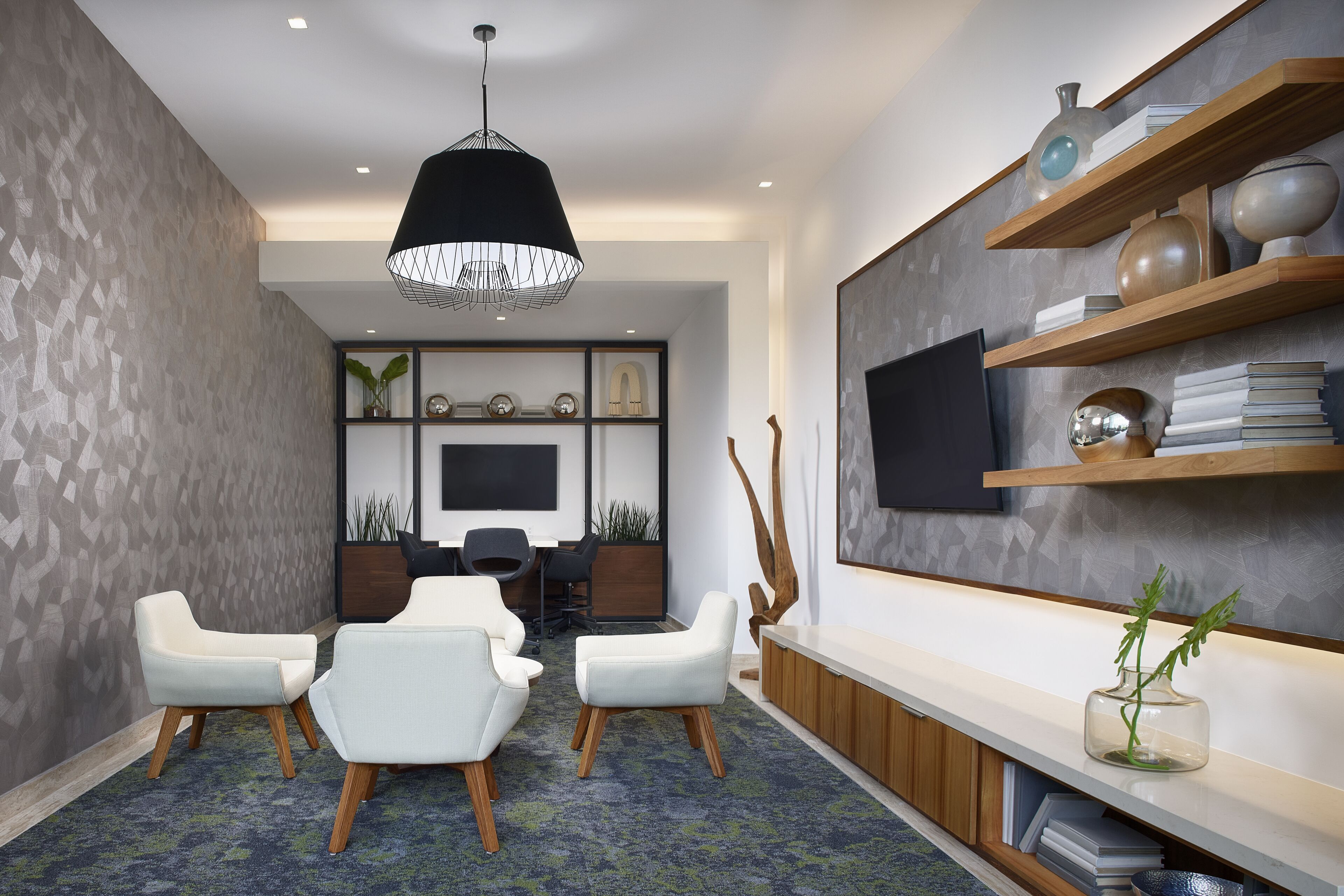 Uma sala de estar moderna com sofá, mesa de centro e TV fixada na parede.