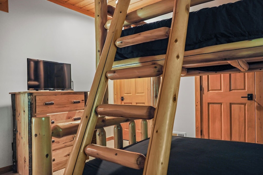 830 Mountain Cabin | Private Hot Tub | Ski-in/ski-out - Boyne City, MI