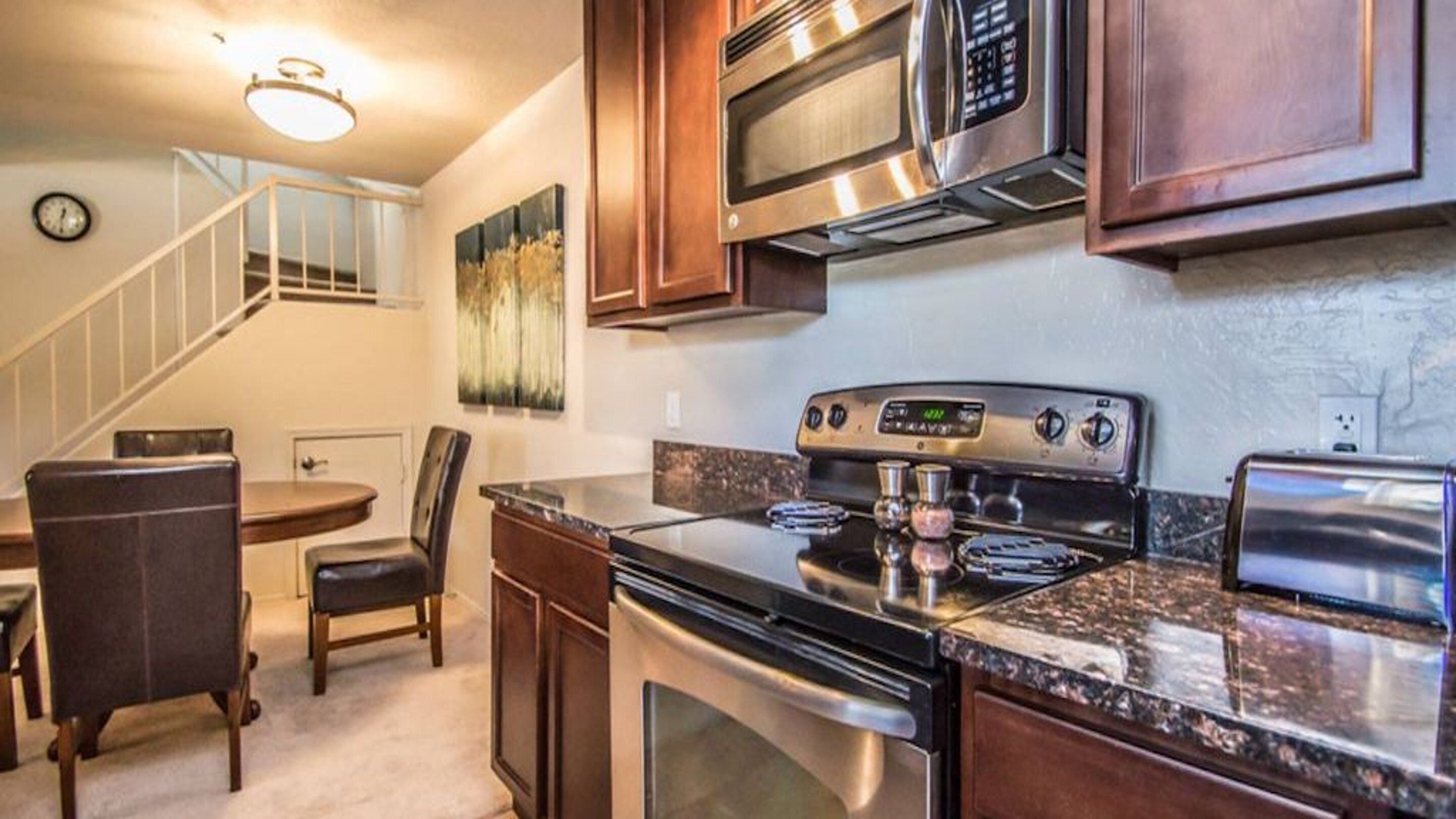 Apartamento (2 Bedrooms) | Cozinha privada | Geladeira, micro-ondas, fogão, mesas de jantar