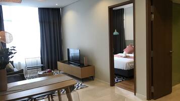 Apartamento Familiar, 3 quartos | Sala de estar | Televisor LED de 40 polegadas com canais via satélite, televisor