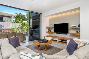 Casa | Sala de estar | Televisor LED de 65 polegadas com canais digitais, televisor 