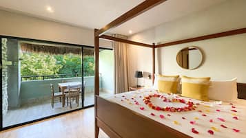 Suíte, 1 quarto, sacada | Roupas de cama premium, edredons de pluma, cofres nos quartos