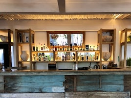 2 bares/lounges, um bar junto à piscina 