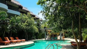 2 piscinas externas, barracas de cortesia, guarda-sóis