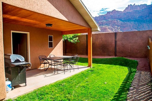 Private Home, Community Pool, Sleeps 8 - Arches National Park, UT