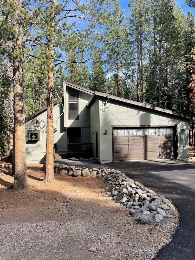Glacier Forest Getaway | Hoa Access! - Truckee, CA