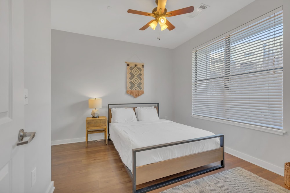 Two Bedroom Living In The Gulch! - Nashville, TN
