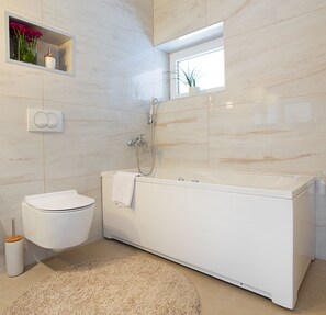 Apartamento luxo | Banheiro | Chuveiro/banheira combinados, secador de cabelo, toalhas de banho 