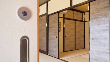 2 quartos, escrivaninha, roupa de cama