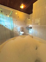 Quarto premium | Banheira de hidromassagem particular