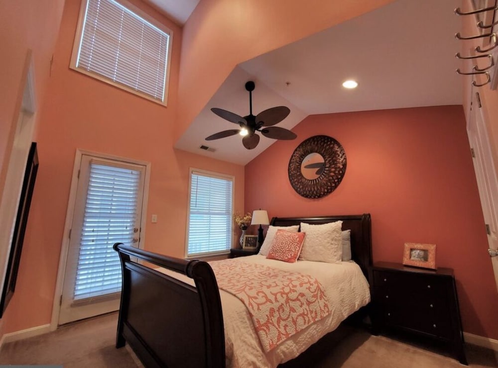 Cozy, Very Well Maintained 63rd St Townhouse - Count Your Steps To The Beach 🤩 - Ocean City, MD