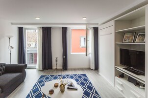 Apartamento Cidade, 1 quarto | Sala de estar | Televisor LCD de 43 polegadas com canais por cabo, televisor 