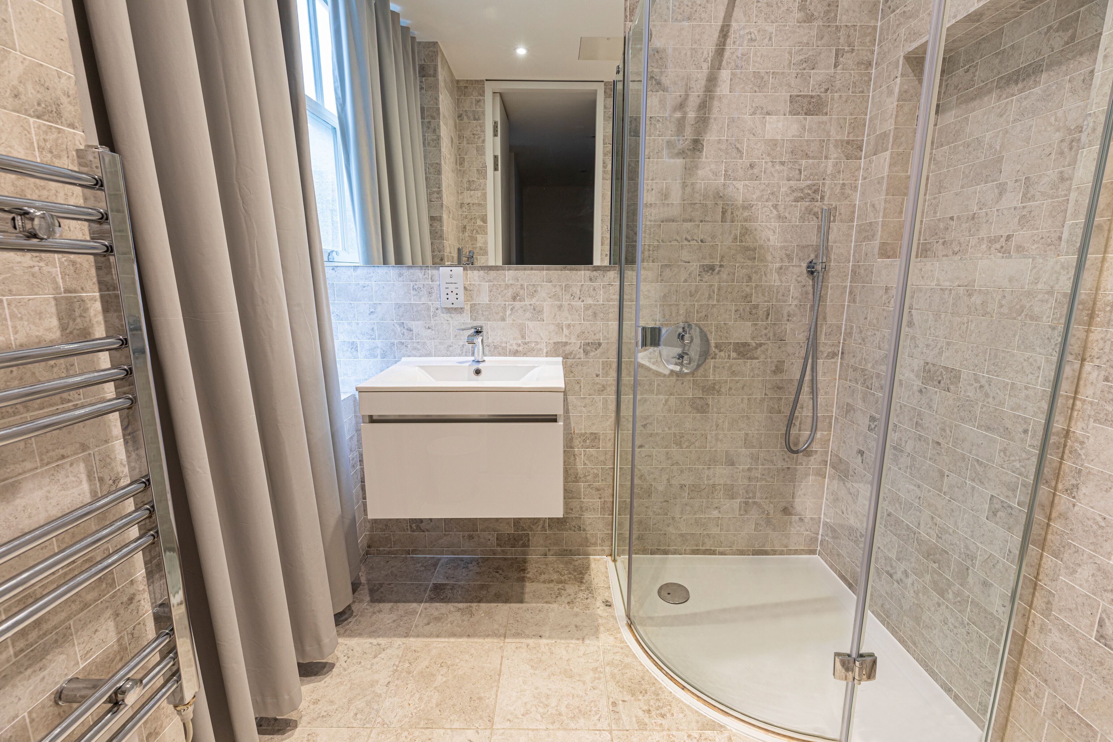Apartamento Superior, casa de banho anexa | Casa de banho | Um secador de cabelo, toalhas fornecidas, sabão, champô 