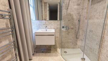 Apartamento Superior, casa de banho anexa | Casa de banho | Um secador de cabelo, toalhas fornecidas, sabão, champô