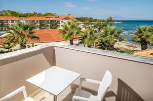 Attic Suite with Pool & Side Sea View | Vista do quarto