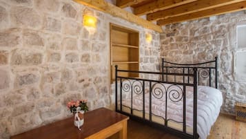 Apartamento (Two Bedroom Apartment with Partial Se) | 2 quartos, roupa de cama