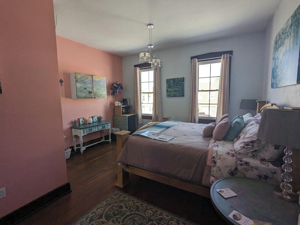 The Artists Suites, Claude Monet Suite - Hermann, MO