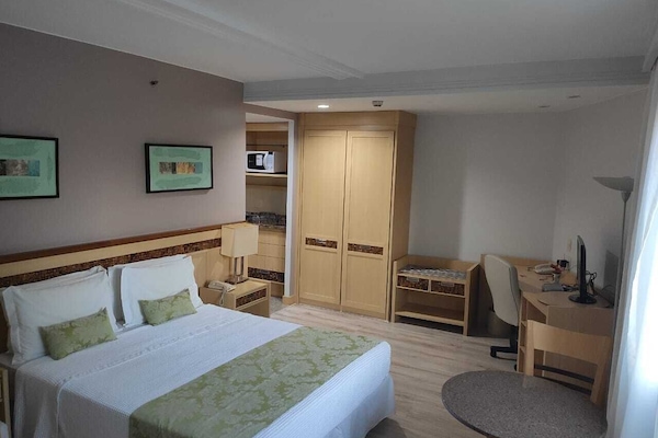 Quarto Deluxe | Minibar, ferro/tábua de engomar, Wi-fi grátis