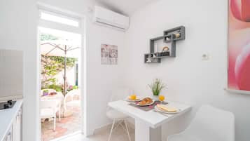 Apartamento (One Bedroom Apartment) | Cozinha privada | Geladeira, micro-ondas, mesas de jantar