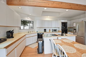 Casa, várias camas, pátio, vista para a montanha (Incline Village Manor) | Cozinha privada | Um frigorífico, um micro-ondas, um forno, uma placa de cozinha