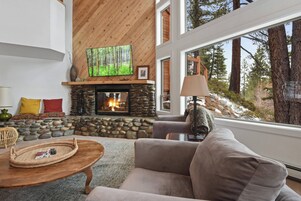 Casa, várias camas, pátio, vista para a montanha (Incline Village Manor) | Sala de estar | Televisor de ecrã plano de 55 polegadas com canais digitais, lareira 