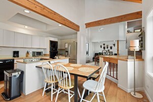 Casa, várias camas, pátio, vista para a montanha (Incline Village Manor) | Restaurantes