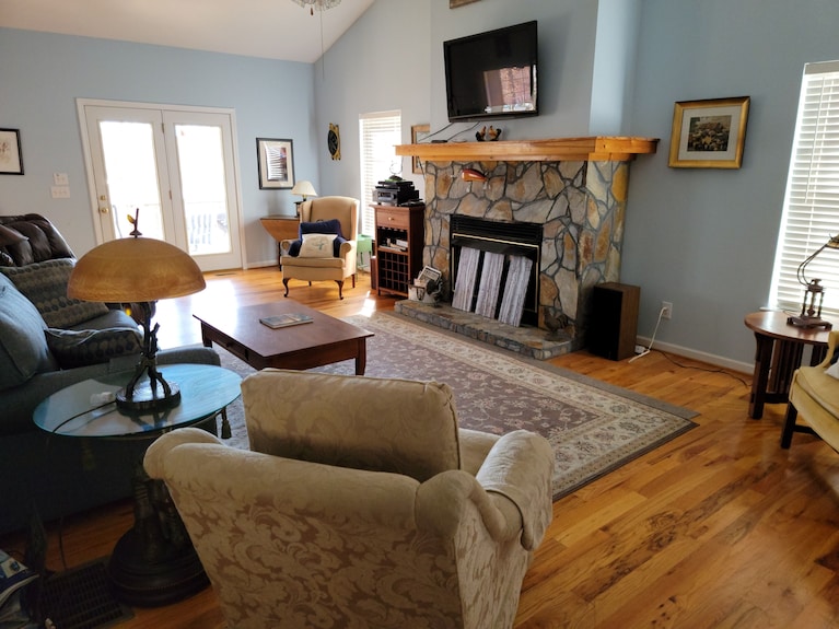 Blues Brothers Hideaway - Lakefront - Fenced Yard - Pets Welcome - Clemson 20 Mi - Lake Hartwell