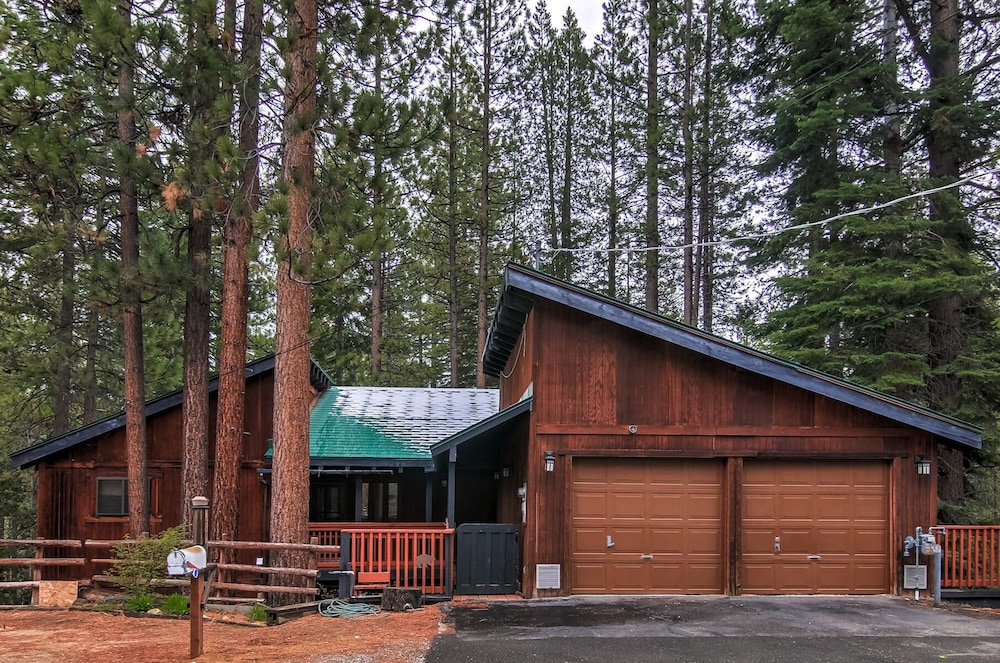 Bear Haus - Fur Babies Welcome! - Indian Creek Reservoir, CA